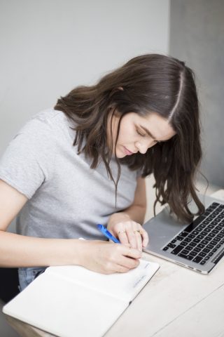 What To Do If You’re Feeling Behind With Work – The Anna Edit