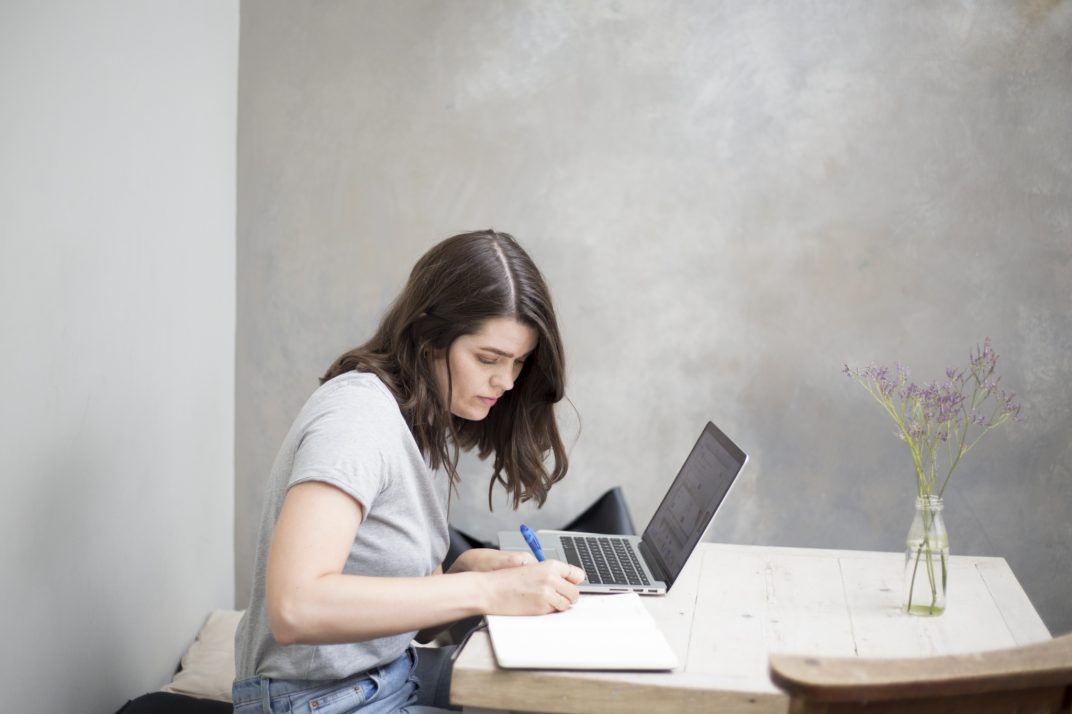 What To Do If You’re Feeling Behind With Work – The Anna Edit